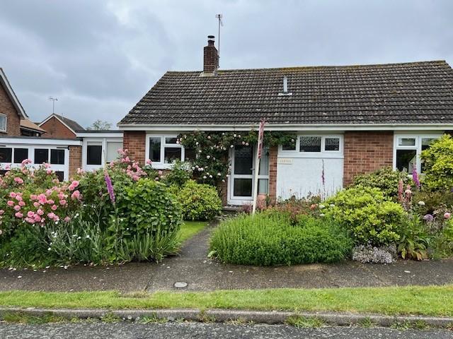Chesapeake Close, Chelmondiston, IP9 2 bed bungalow - £370,000