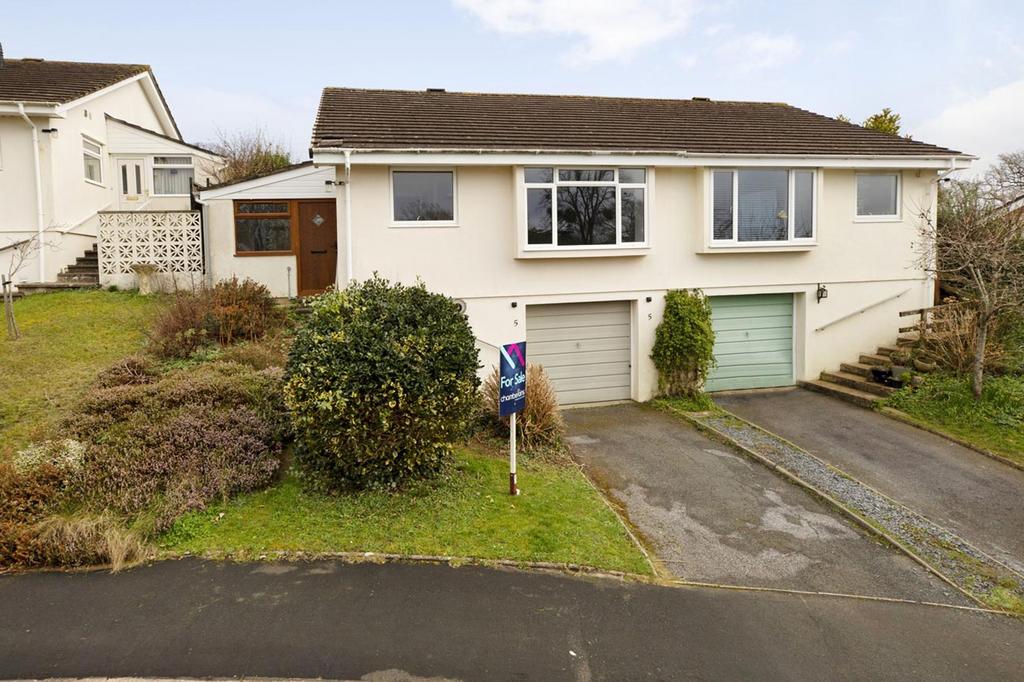 St. Peters Close, Bovey Tracey, TQ13 2 bed semi-detached bungalow - £ ...
