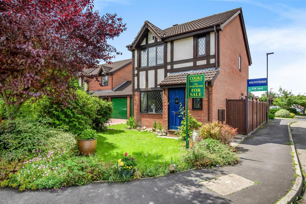 Moreton Drive, Leigh, WN7 3NF 3 bed detached house - £300,000