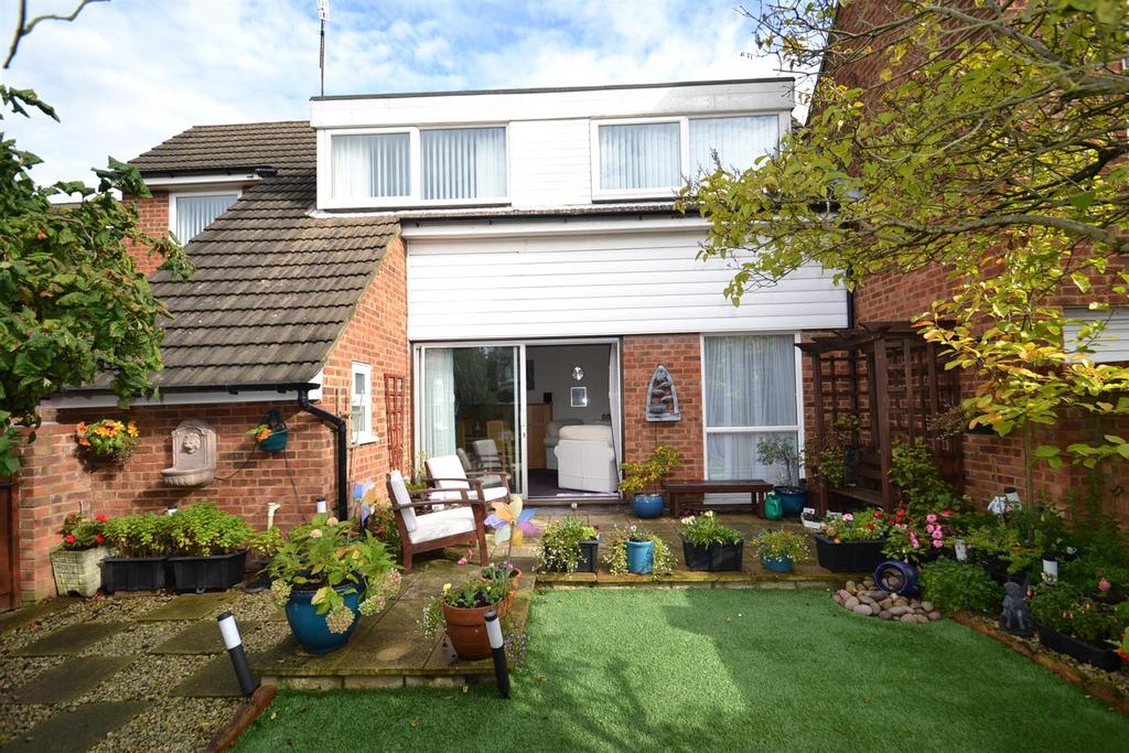 Eskdale, London Colney, St. Albans 3 bed terraced house - £1,800 pcm (£ ...
