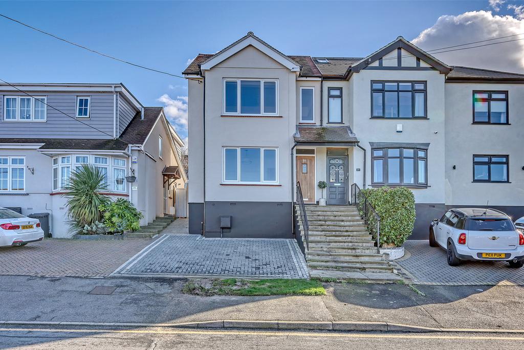 Mount Avenue, Rayleigh, SS6 3 bed semi-detached house - £500,000