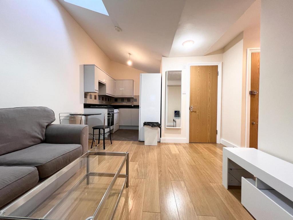 London SE27 2 bed apartment to rent - £1,600 pcm (£369 pw)