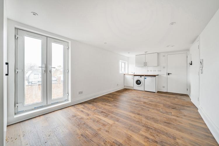 St. Julians Farm Road London SE27 Studio - £1,250 pcm (£288 pw)
