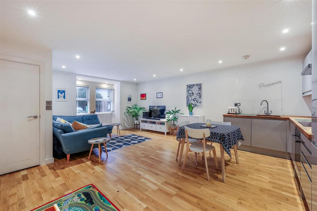 Griffin House, Merstham RH1 1 bed flat - £270,000