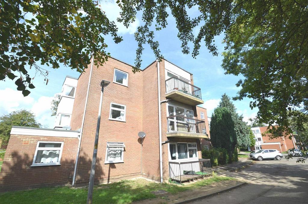 Fovant Court, Stevenage SG1 2 bed apartment - £210,000
