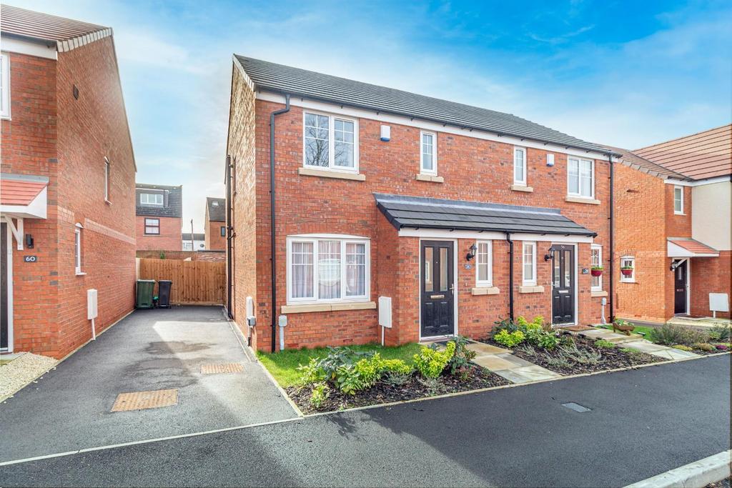 Longlands Avenue, Stourbridge, DY8 3TU 3 bed semi-detached house - £318,000