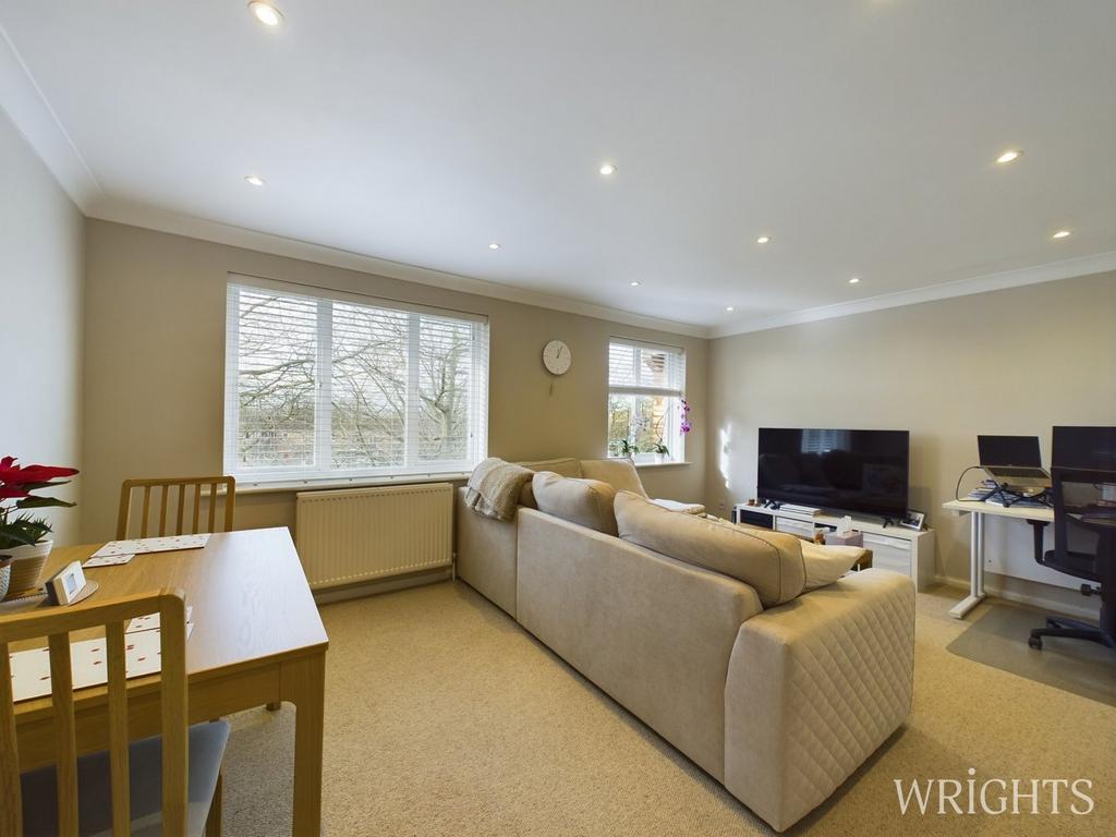 Heathcroft, Welwyn Garden City AL7 2 bed apartment - £250,000