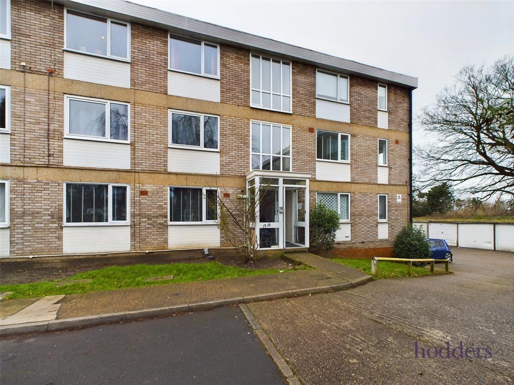 Langton Close, Addlestone, Surrey, KT15 2 bed apartment - £239,950
