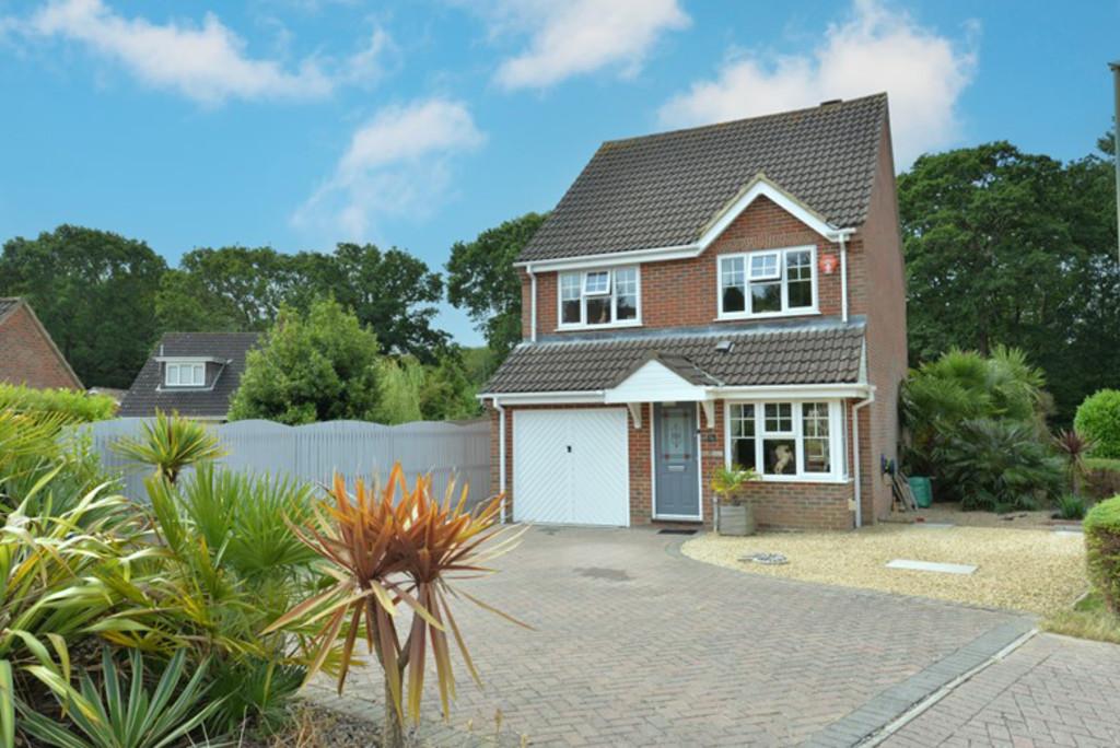 Wisbech Way, Hordle, Lymington SO41 3 bed detached house - £529,950