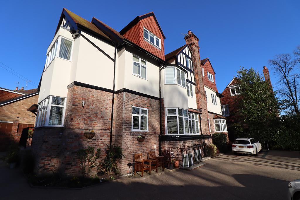 Hale WA14 3 bed apartment - £475,000