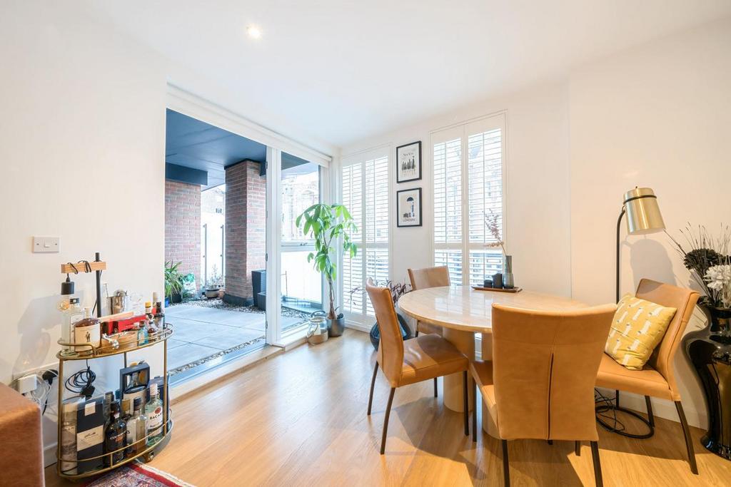 Balham Hill, Balham 2 bed flat - £650,000