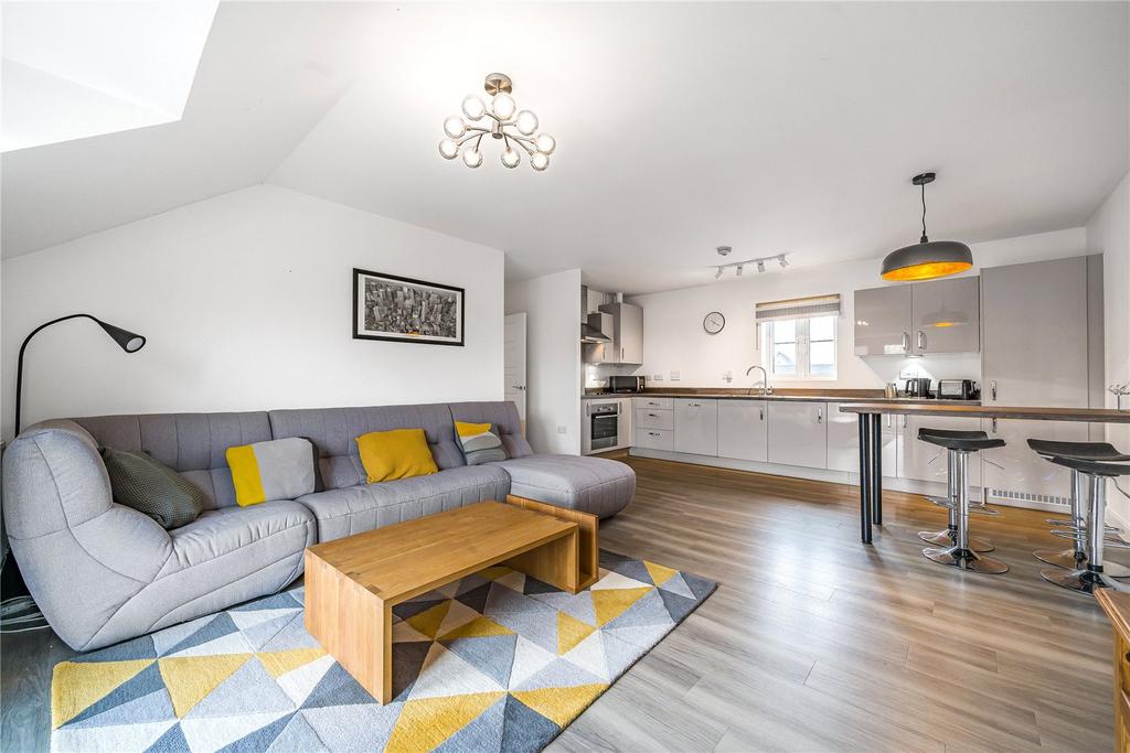 Wokingham, Berkshire RG40 2 bed apartment - £300,000