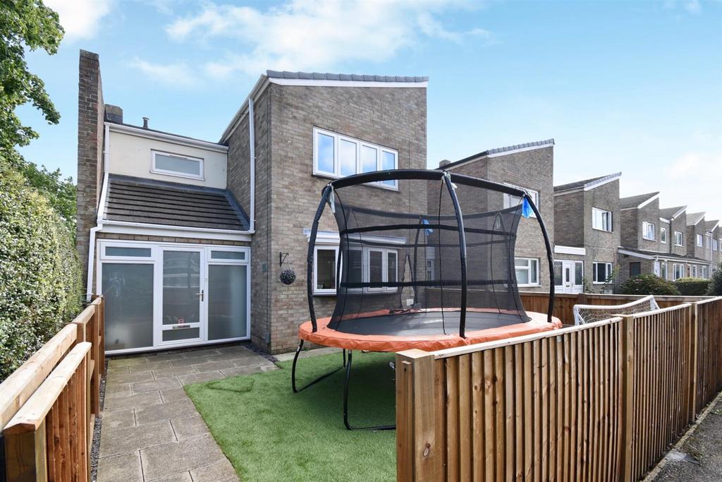 Sandown Road, Stevenage 3 bed end of terrace house - £390,000