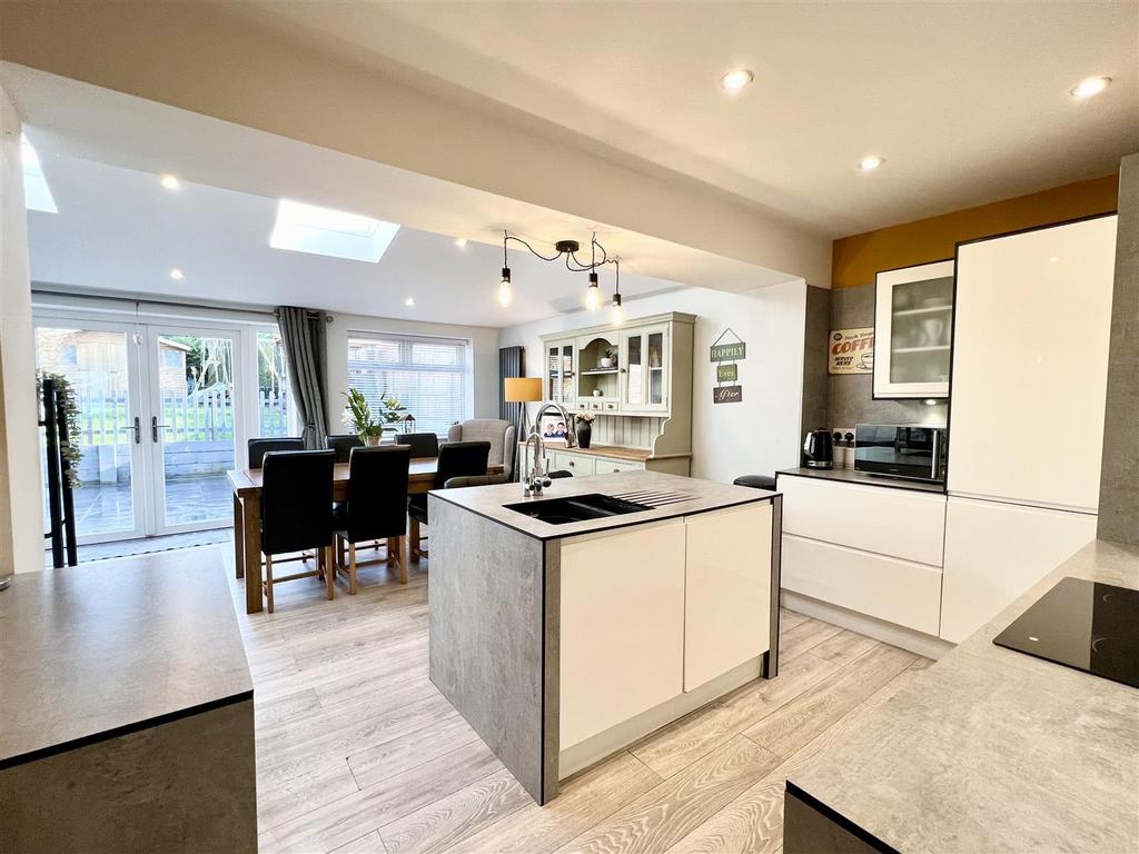 Dunstall Road, Halesowen 3 bed semi-detached house for sale - £375,000