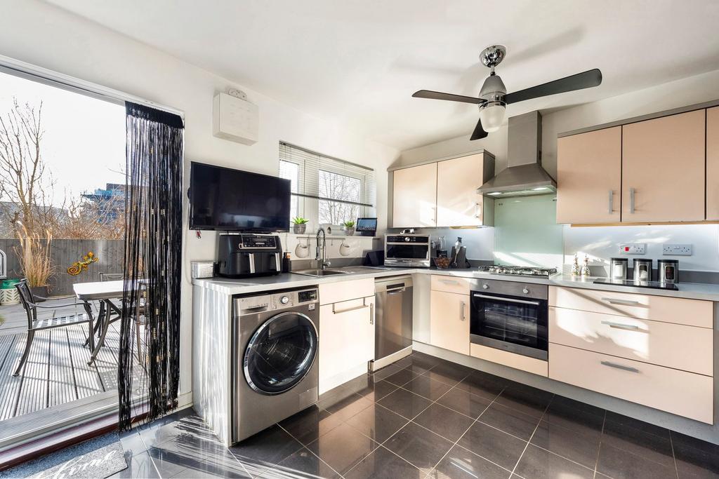Cameron Drive, Dartford, DA1 3 bed townhouse - £450,000