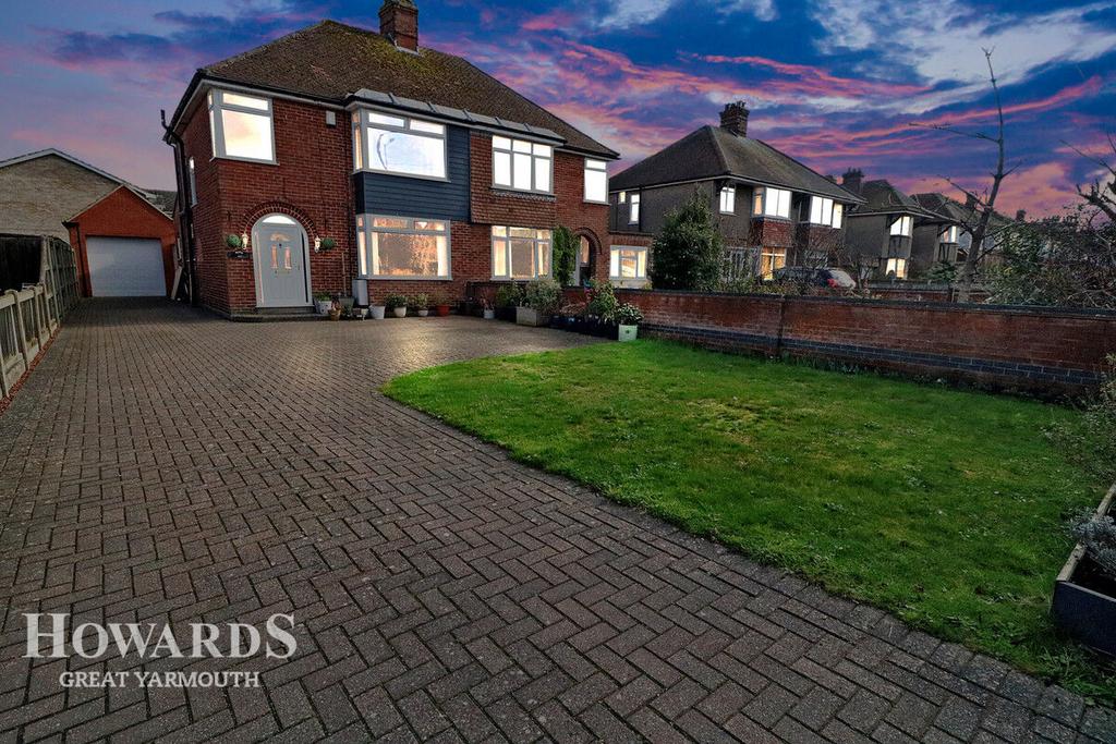 Caister Road, Great Yarmouth 3 bed semi-detached house for sale - £280,000