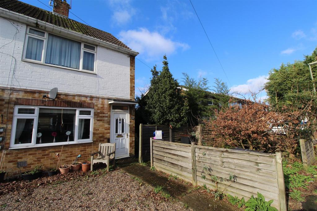 Chertsey Road, Byfleet 2 bed flat - £275,000