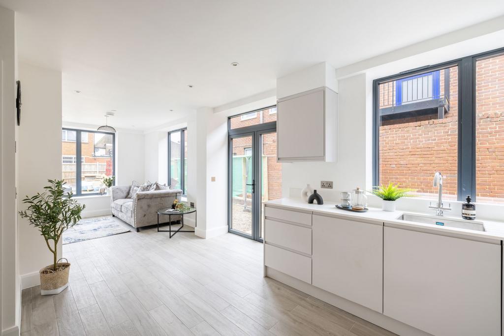 Widmore Road Bromley BR1 1RW 1 bed flat - £1,350 pcm (£312 pw)