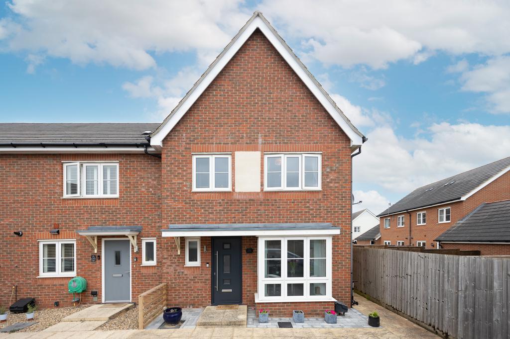 Aylesbury HP18 3 bed end of terrace house - £375,000