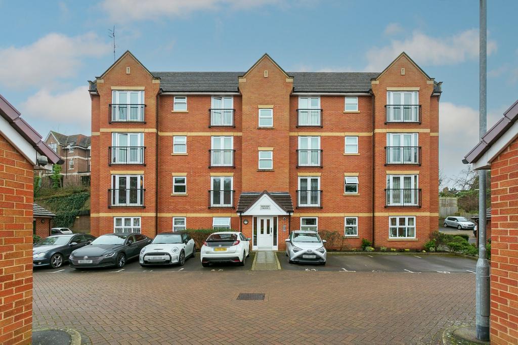 Walton Road, Bushey, Hertfordshire, WD23 2 bed apartment - £310,000