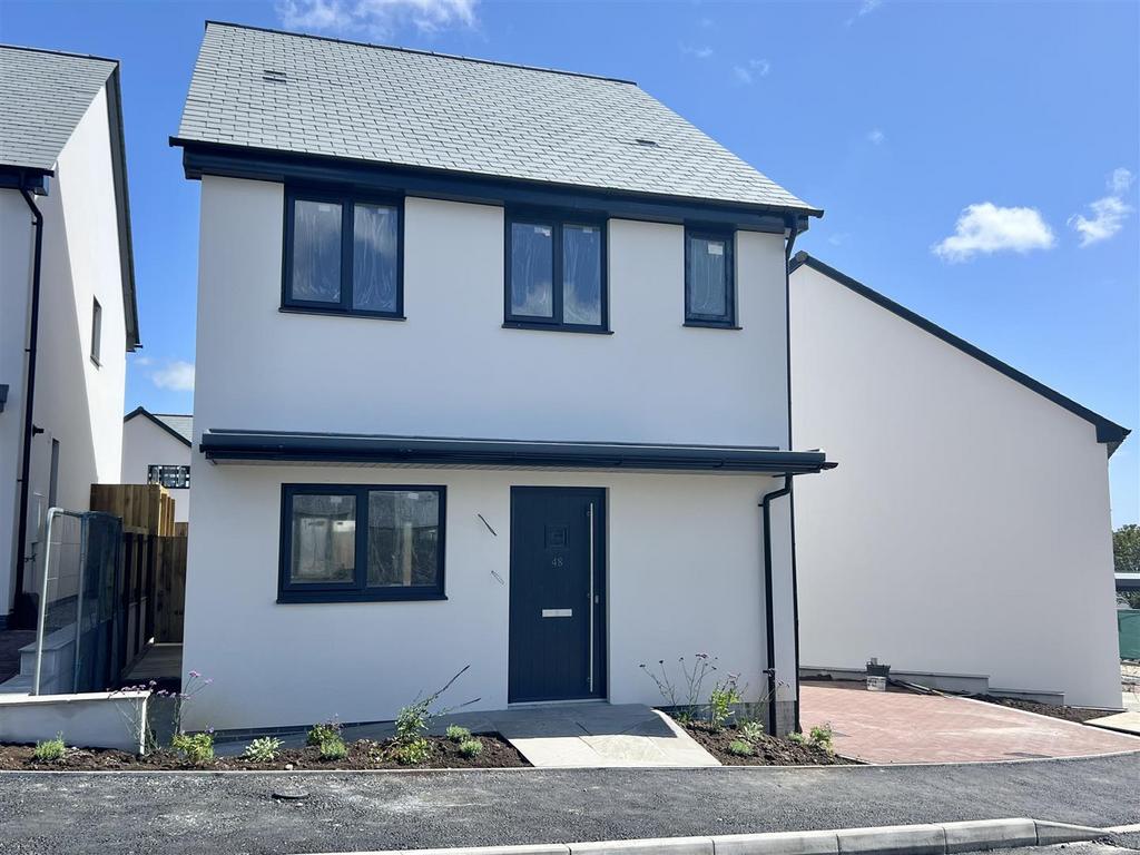 Mulberry Way, St. Austell 3 bed detached house - £340,000