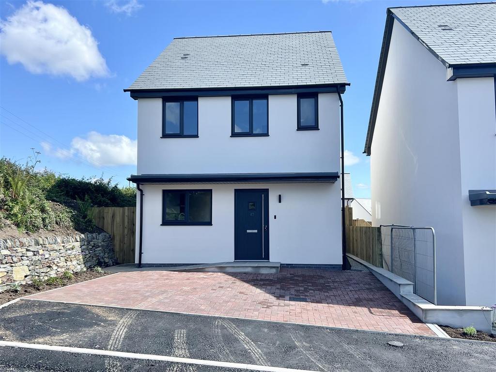 Mulberry Way, St. Austell 3 bed detached house - £340,000