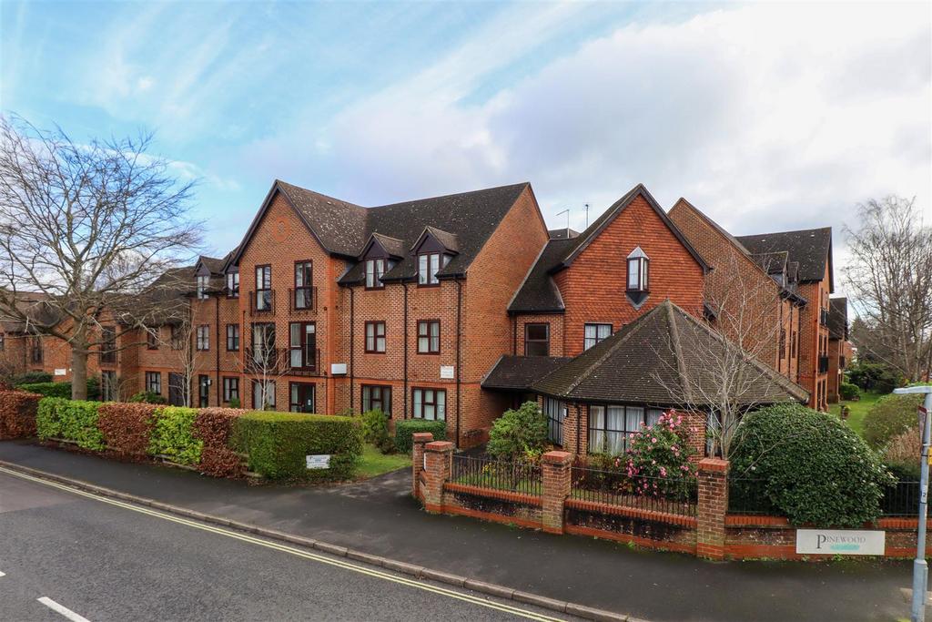 Pinewood Court, Fleet GU51 2 bed apartment - £120,000