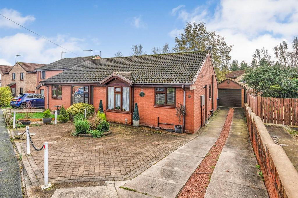Grantley Drive, Harrogate, HG3 2XU 2 bed semi-detached bungalow - £210,000