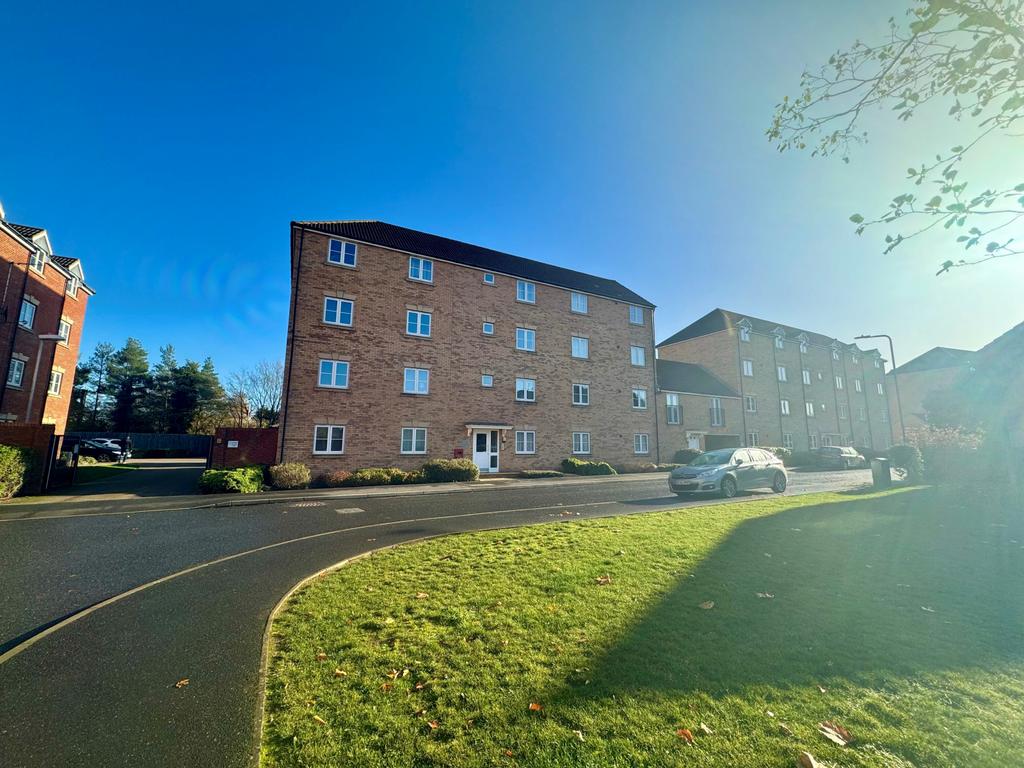 Peterborough PE2 2 bed flat for sale - £150,000