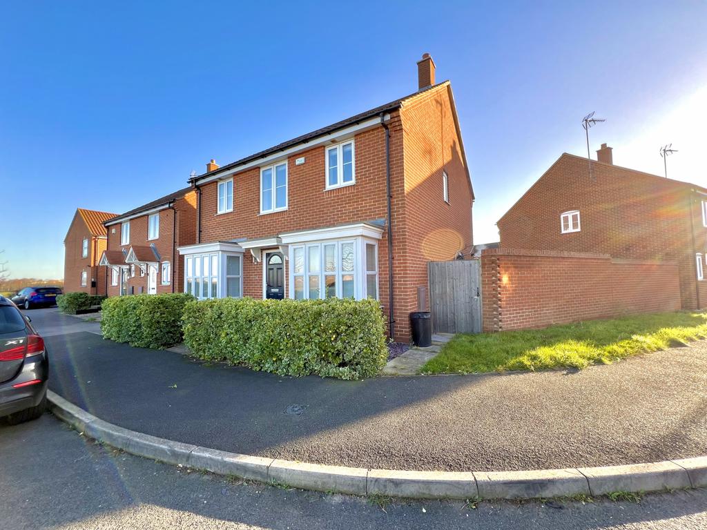 Yaxley, Peterborough PE7 4 bed link detached house - £352,800