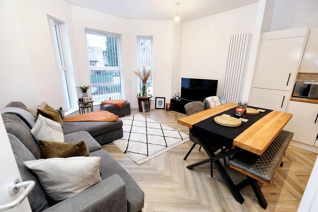 Half Edge Lane, Eccles, M30 2 bed flat - £170,000