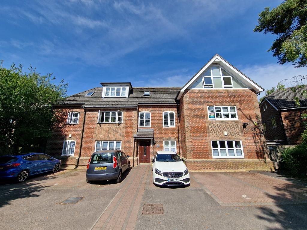 Cranbourne House, Bassett Avenue... 2 bed apartment - £1,050 pcm (£242 pw)