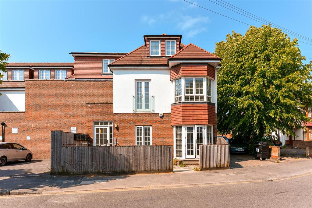 Connaught Avenue, North Chingford, E4 1 bed property - £1,450 pcm (£335 pw)