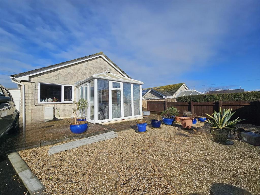Underhedge Gardens, Portland 2 bed detached bungalow - £300,000