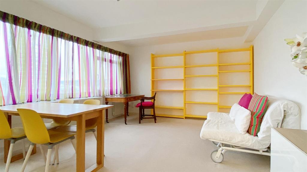 Kings Road, Brighton BN1 1 bed property - £1,300 pcm (£300 pw)