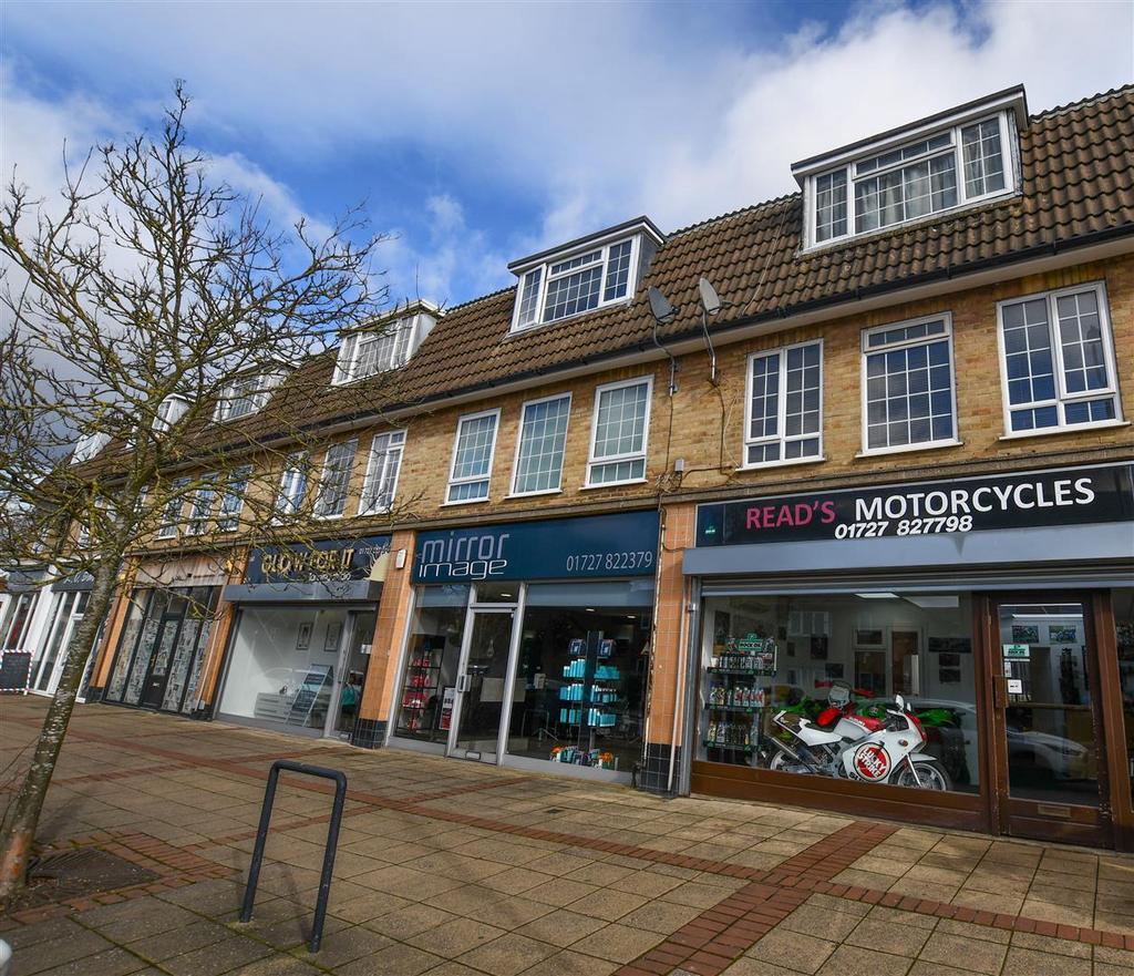 High Street, London Colney, St. Albans 3 bed duplex - £265,000