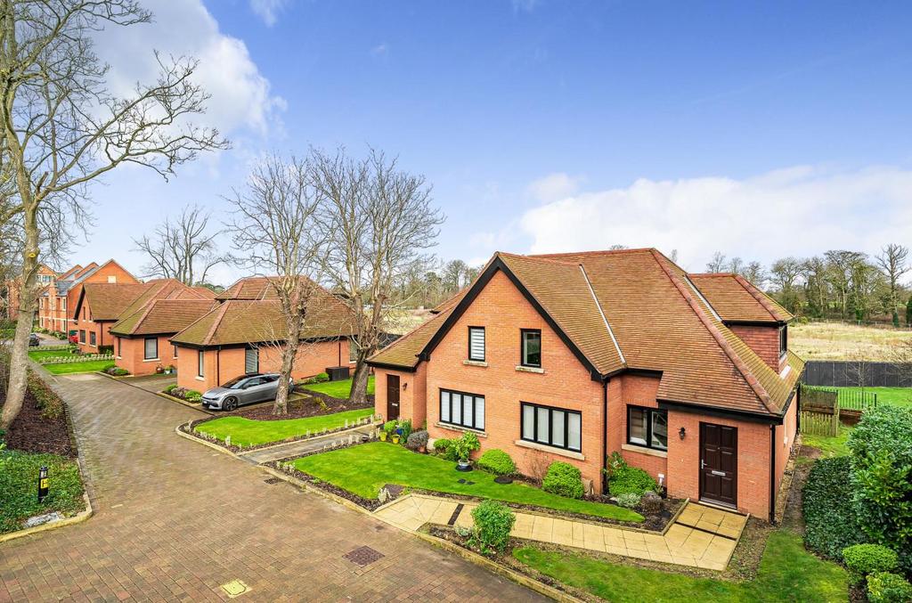 Royal Connaught Park, Bushey WD23 3 bed semi-detached house - £720,000