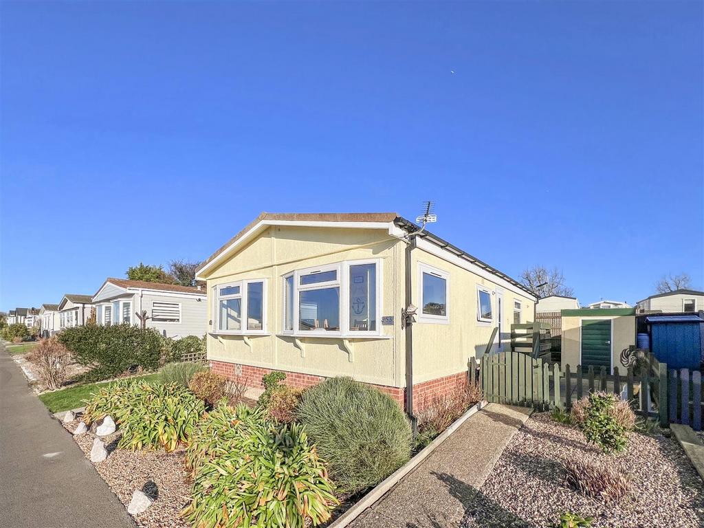 Applegarth Park, Seasalter Lane... 2 bed park home - £180,000