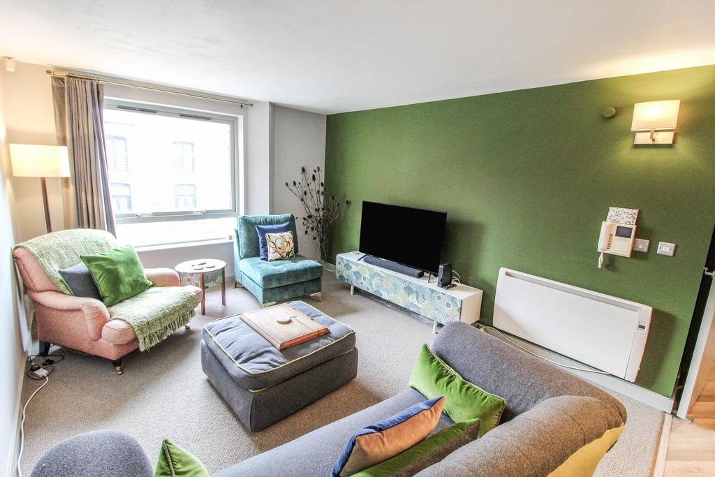 Whittles Croft, Ducie Street 2 bed flat - £1,175 pcm (£271 pw)