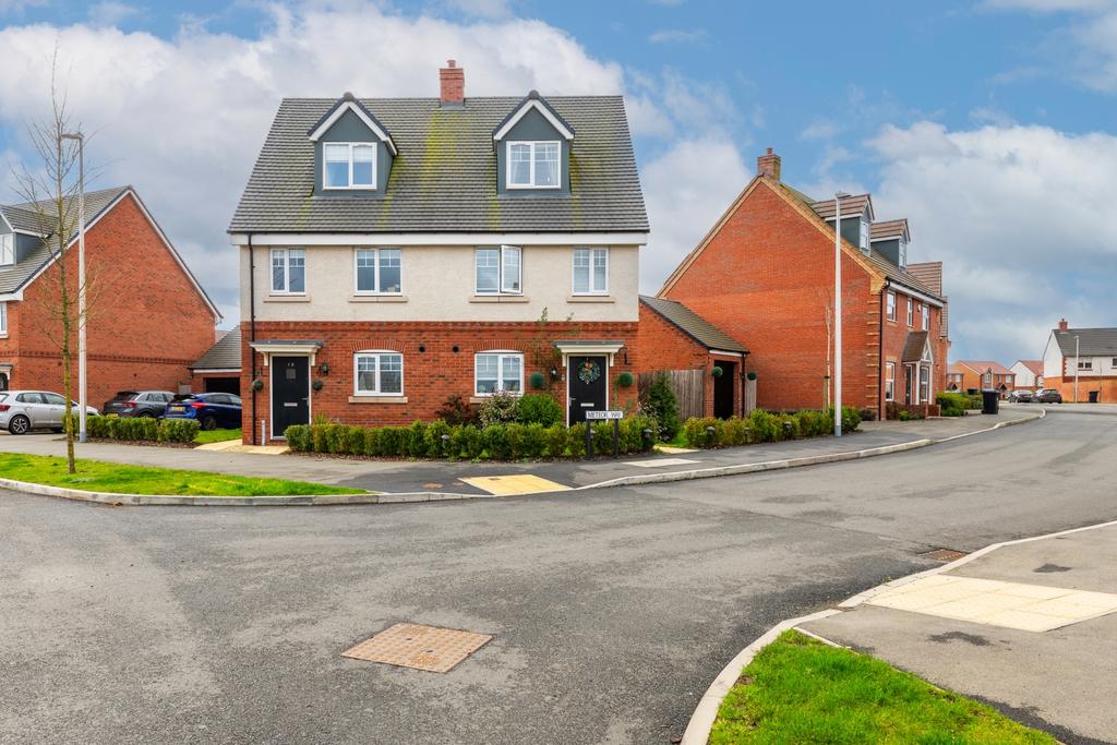 METEOR WAY, SOUTHAM, CV47 1AP 3 bed semi-detached house - £360,000