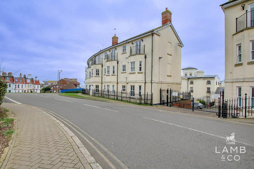 The Parade, Walton On The Naze CO14 2 bed flat - £180,000