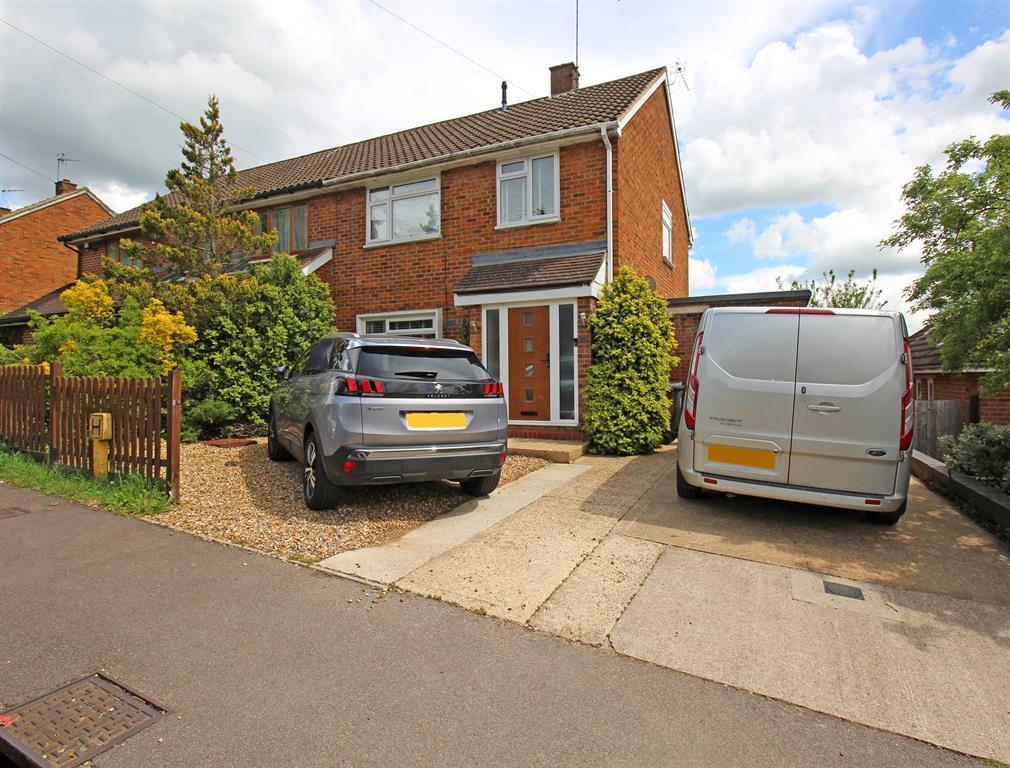 Spring Drive, Stevenage, SG2 8AZ 3 bed semi-detached house for sale - £ ...