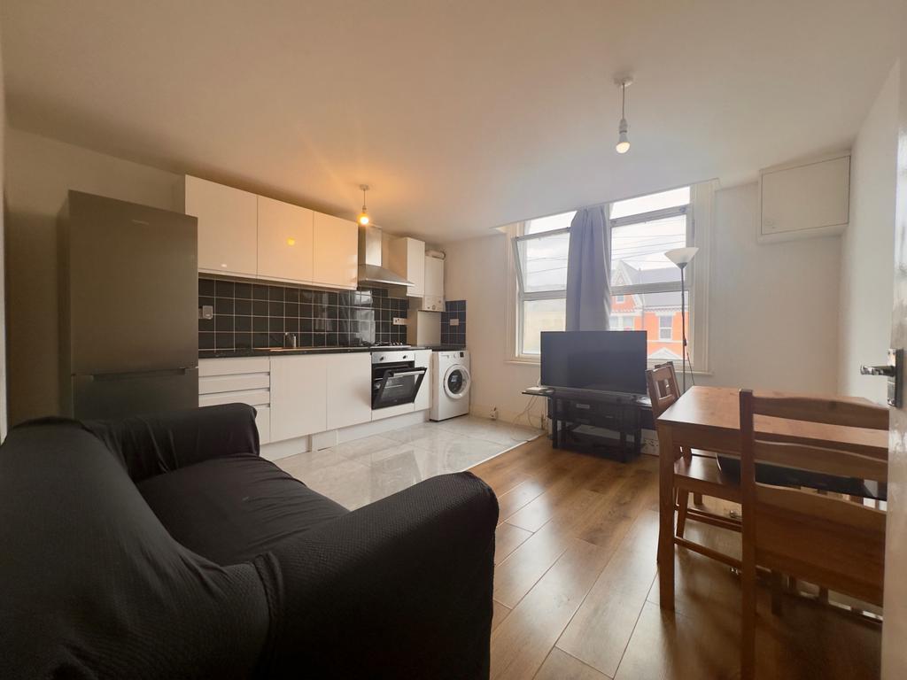 Longley Road, SW17 9LL 1 bed flat - £1,450 pcm (£335 pw)