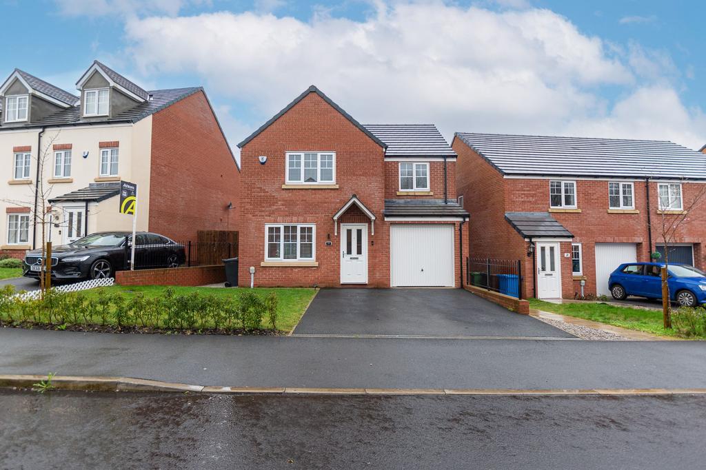 Hadfield Grove, Leigh WN7 4 bed detached house - £325,000