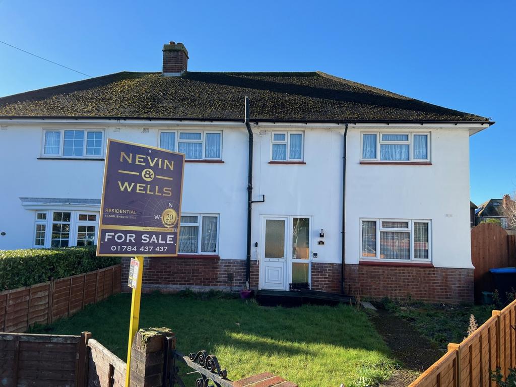 Stephen Close, Egham, Surrey, TW20 5 bed semi-detached house - £525,000
