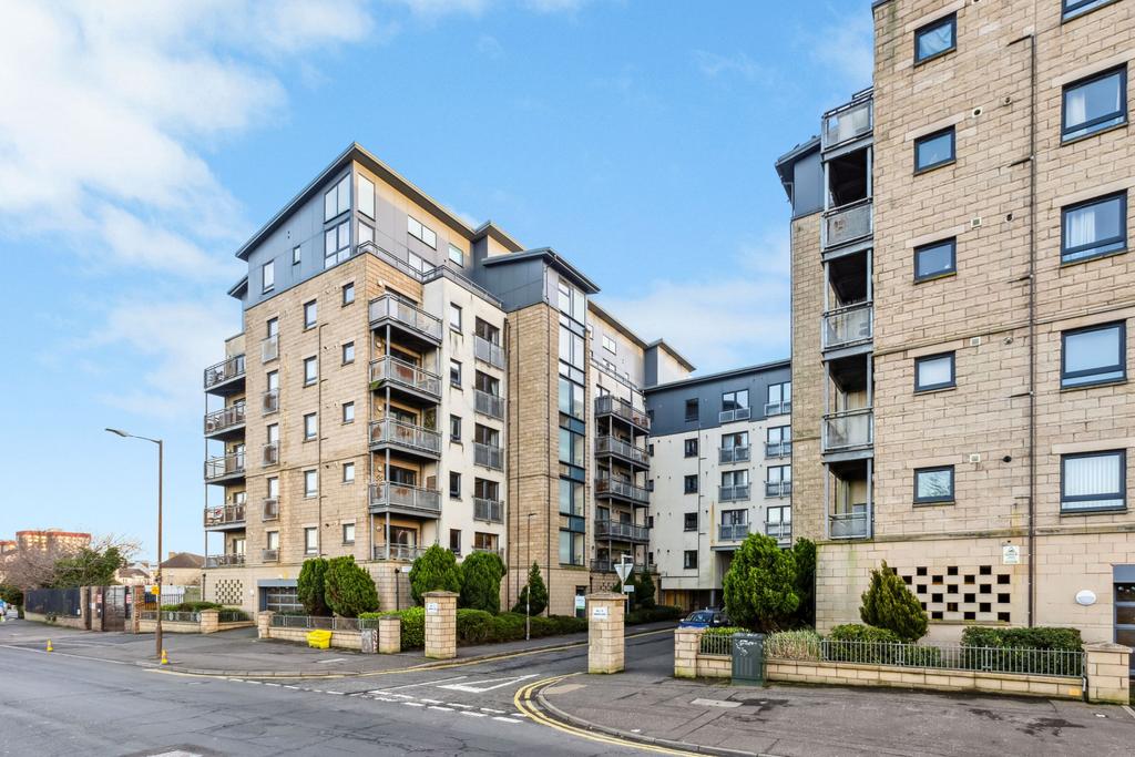 Edinburgh EH7 2 bed apartment - £250,000