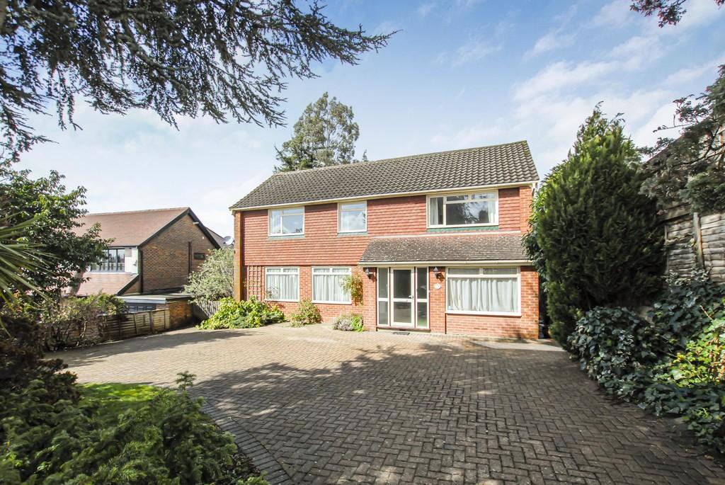Beacon Close, Uxbridge UB8 4 bed detached house - £2,700 pcm (£623 pw)