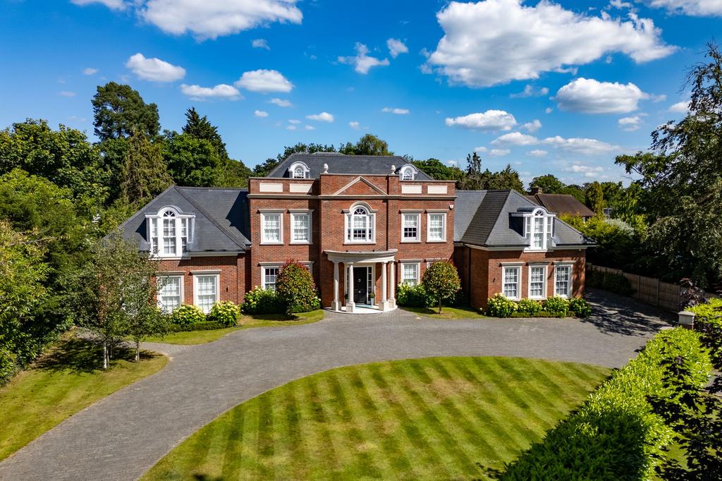 2 Oxshott Rise, Cobham, KT11 6 bed detached house - £6,450,000