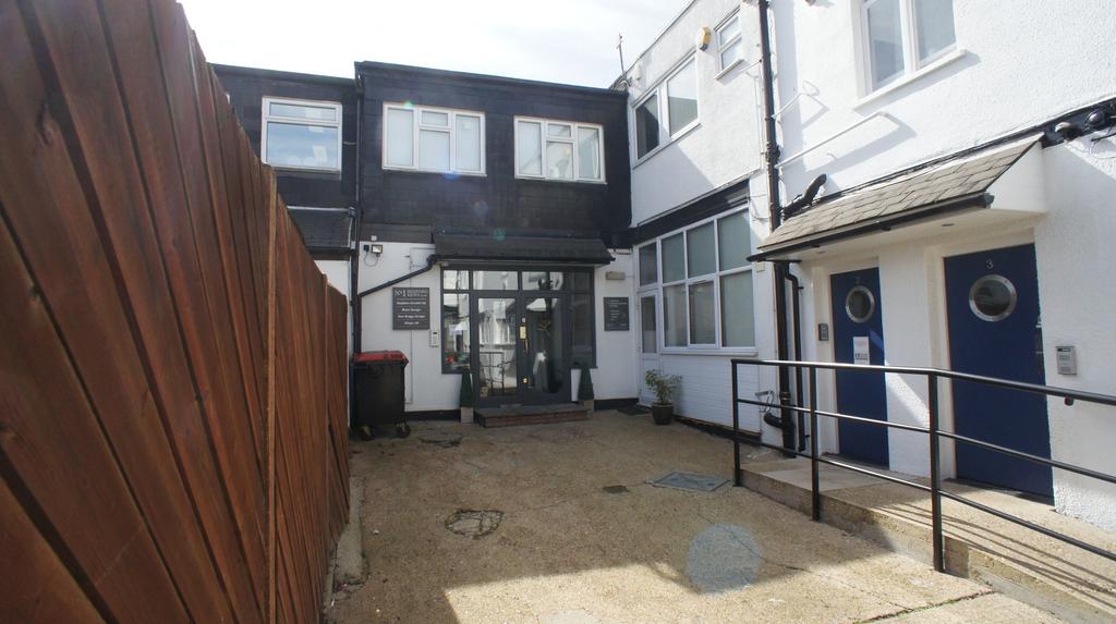 Bedford Mews, London N2 Office - £220 pcm (£51 pw)
