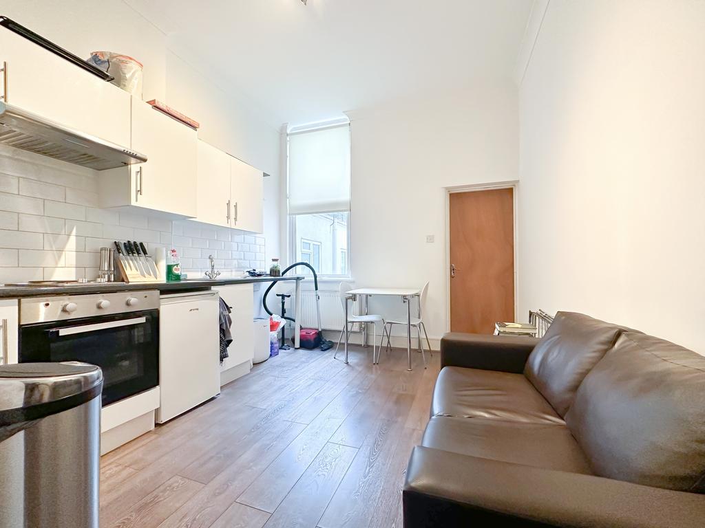 Manstone Road, London NW2 1 bed flat - £1,430 pcm (£330 pw)
